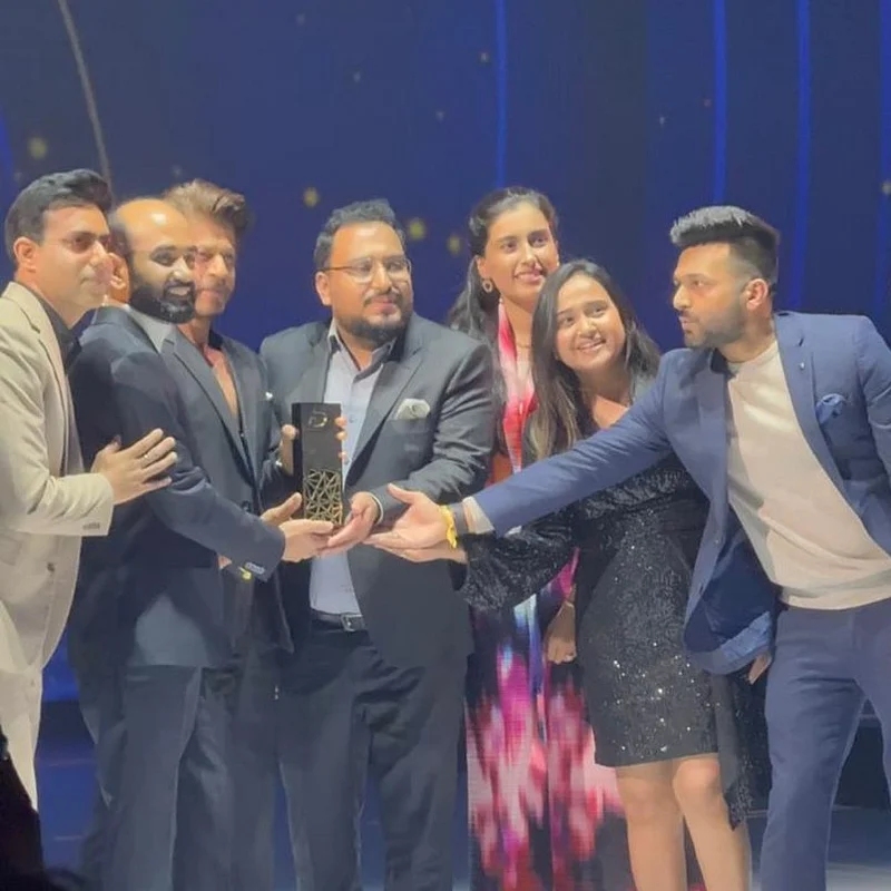 Shah Rukh Khan Awards AX Premium Properties with Top DAMAC Broker Award ...