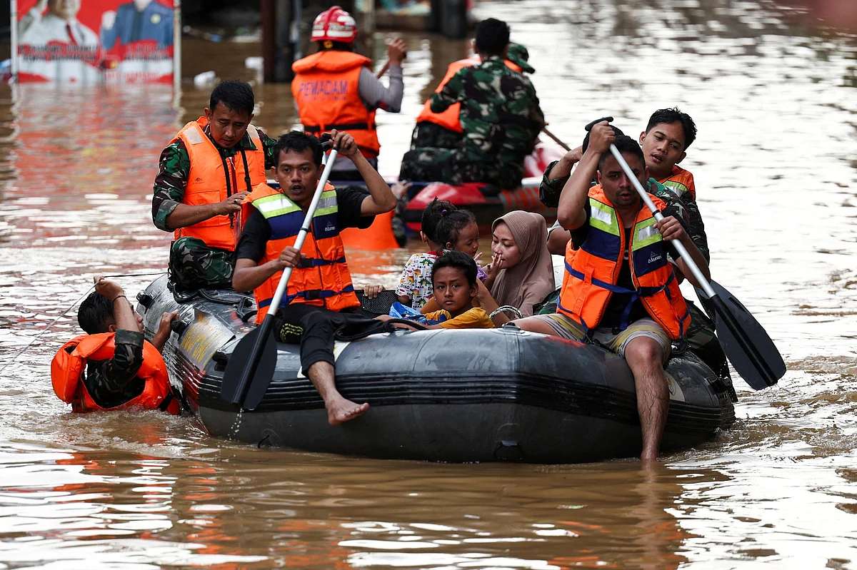 Floods in Jakarta Displace Thousands as Torrential Rain Continues ...
