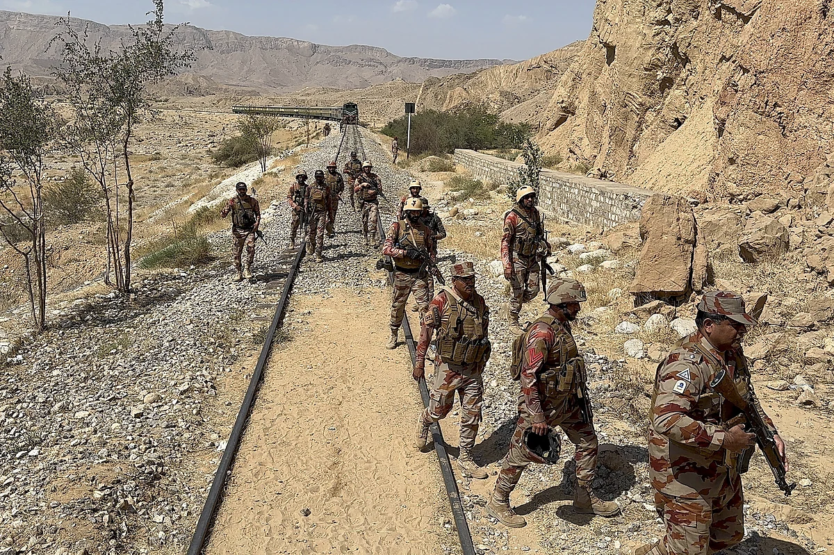 Militant suicide attack in southwestern Pakistan kills at least five ...