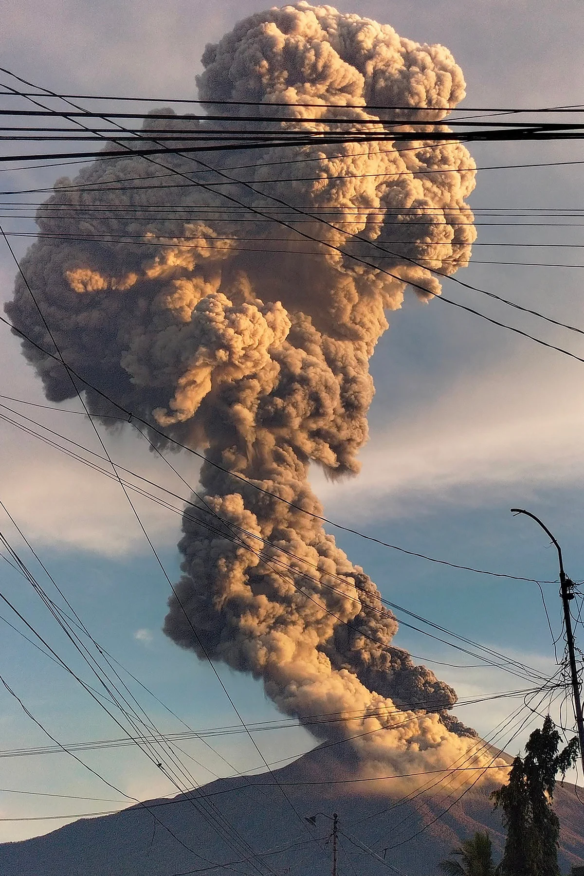Volcano in Philippines sends ash miles into the air | Khaleej Times