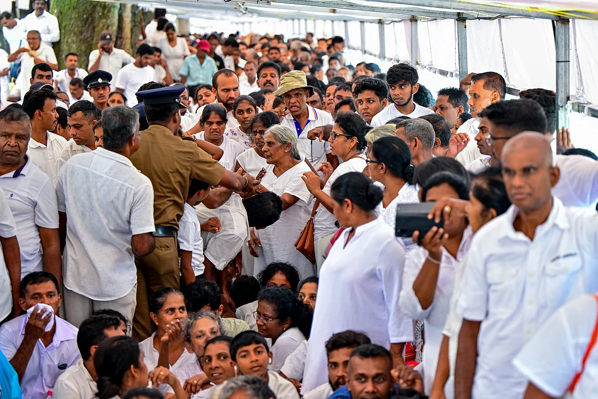 Sri Lanka Buddhists overwhelm city in bid to see sacred tooth | Khaleej ...