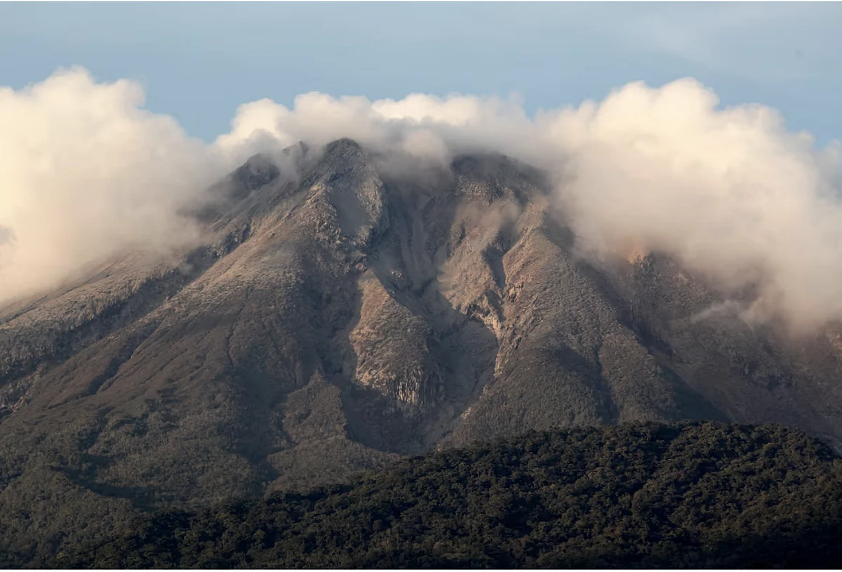 Philippines raises alert level at restive volcano after Mt. Bulusan ...