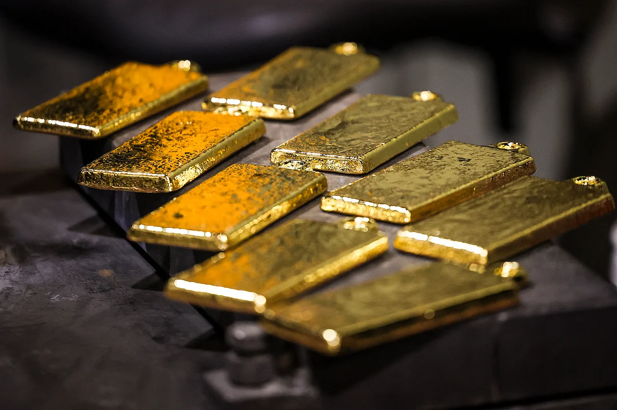 Gold slips to 2-week low on trade talk hopes, China holiday | Khaleej Times
