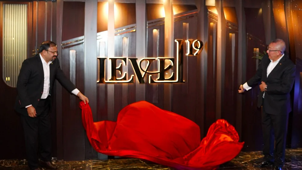 Dubai Dining Experience: Discover Level 19 Lounge at Park Regis Kris ...