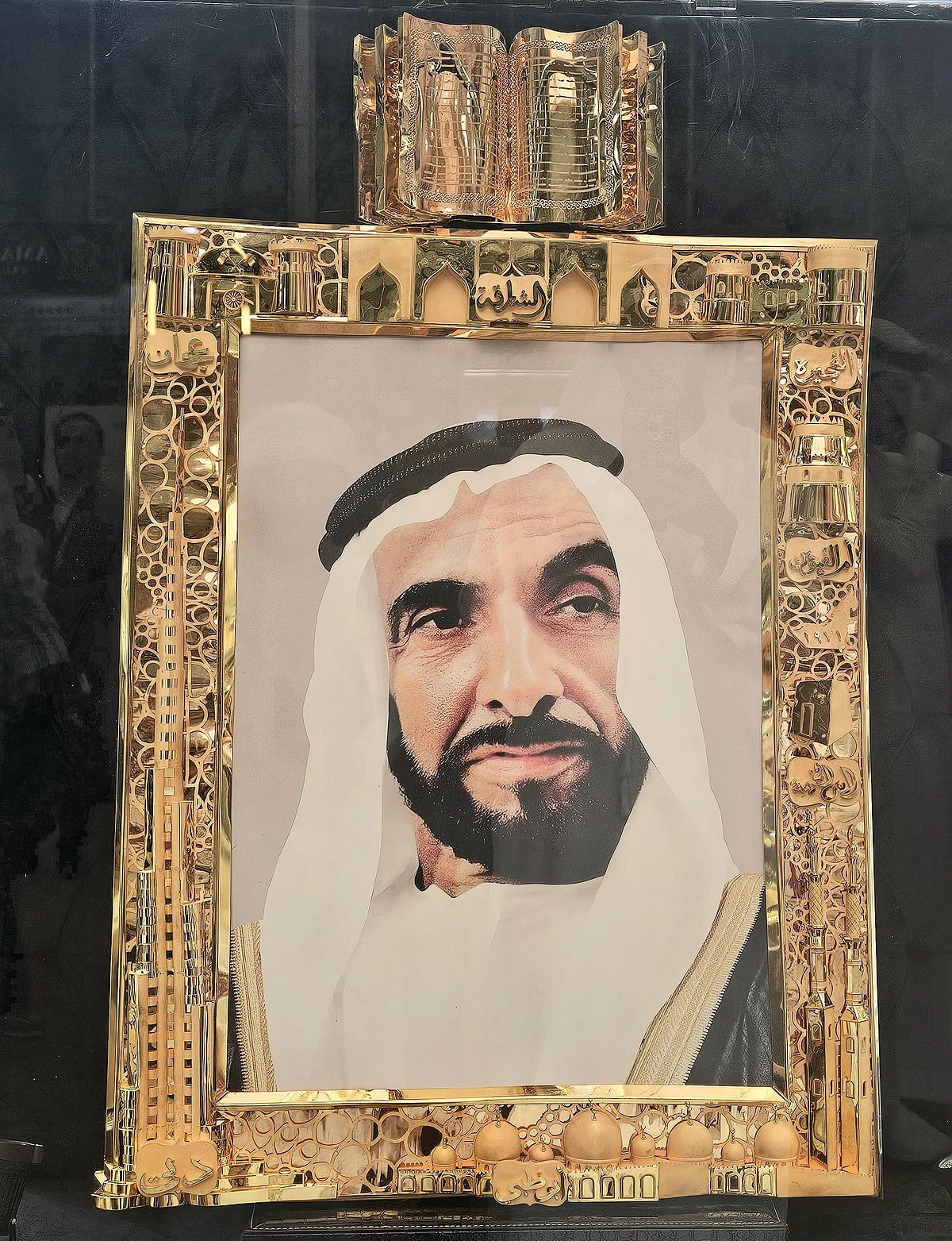 UAE jewellers set world record with largest gold frame of Sheikh Zayed ...