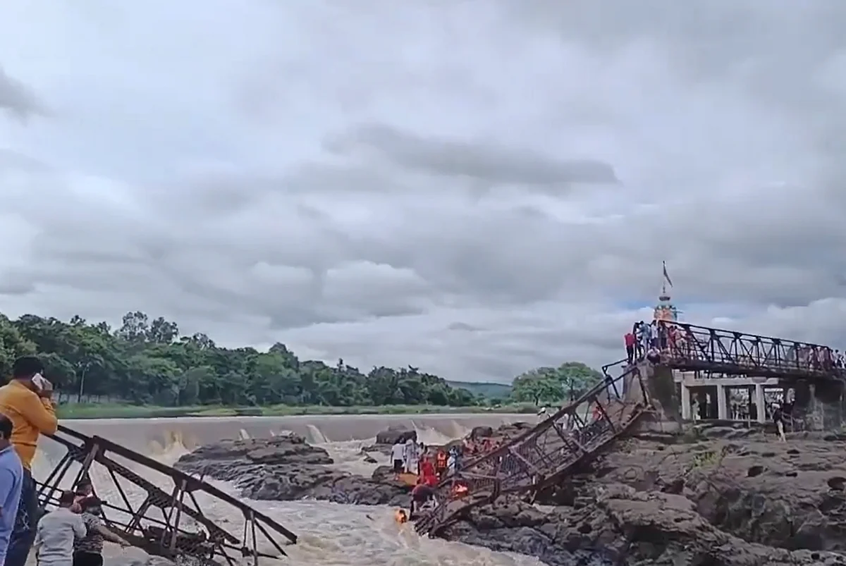 India: 6 killed, 25 swept away after bridge collapse over Indrayani river in Pune, say reports ...