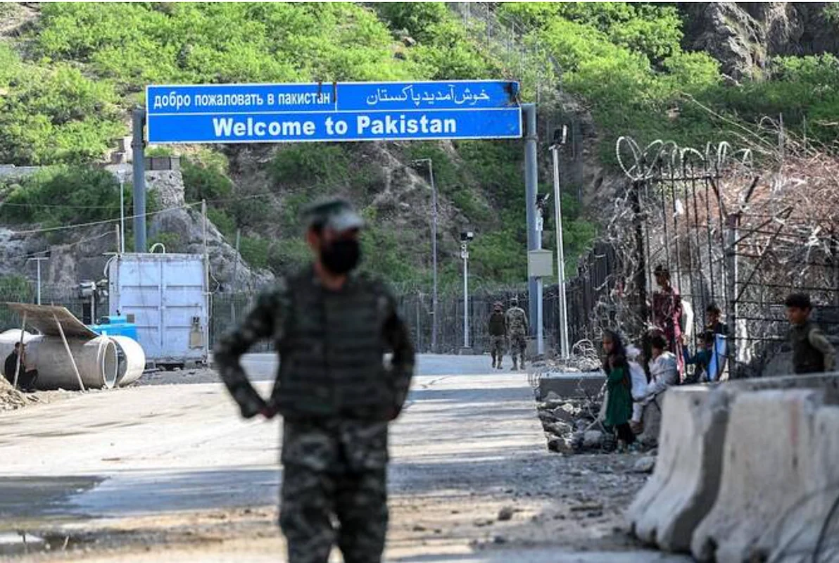 Pakistan army kills 30 militants trying to cross from Afghanistan ...
