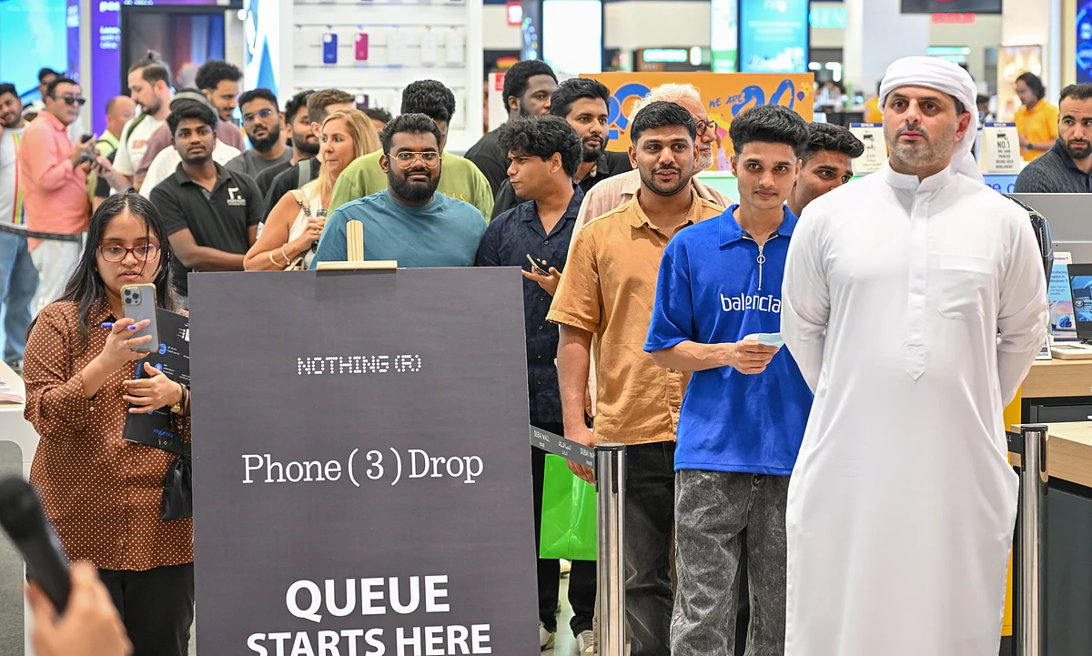 Nothing Phone (3) launches in UAE: Fans flock to Dubai Mall for early ...