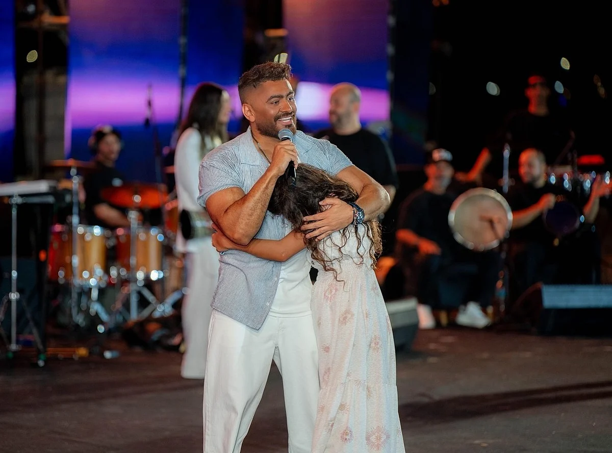 Watch: Fan of Egyptian singer Tamer Hosny hugs him on stage, refuses to ...