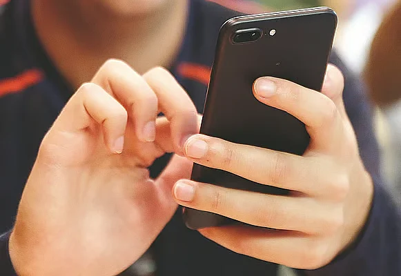 UAE employees can now receive salaries in digital wallets as du ...