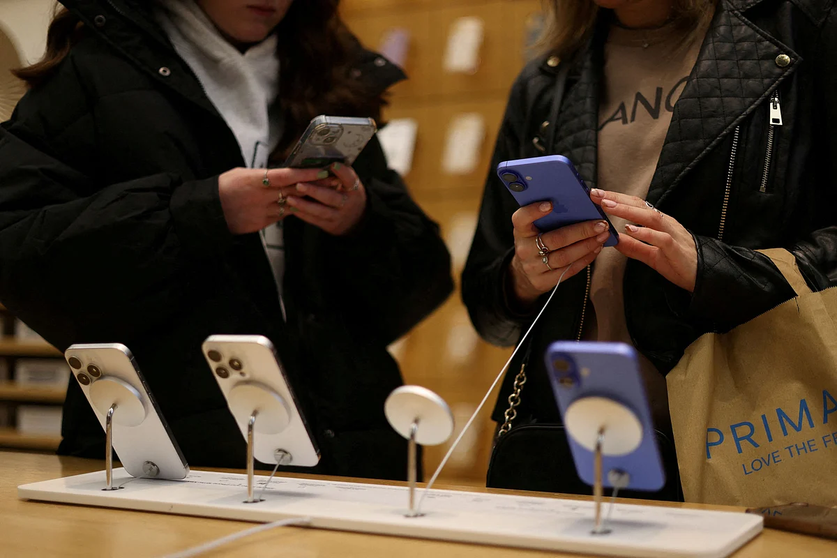 iPhone 17 craze: UAE residents race to book Apple's new device first ...