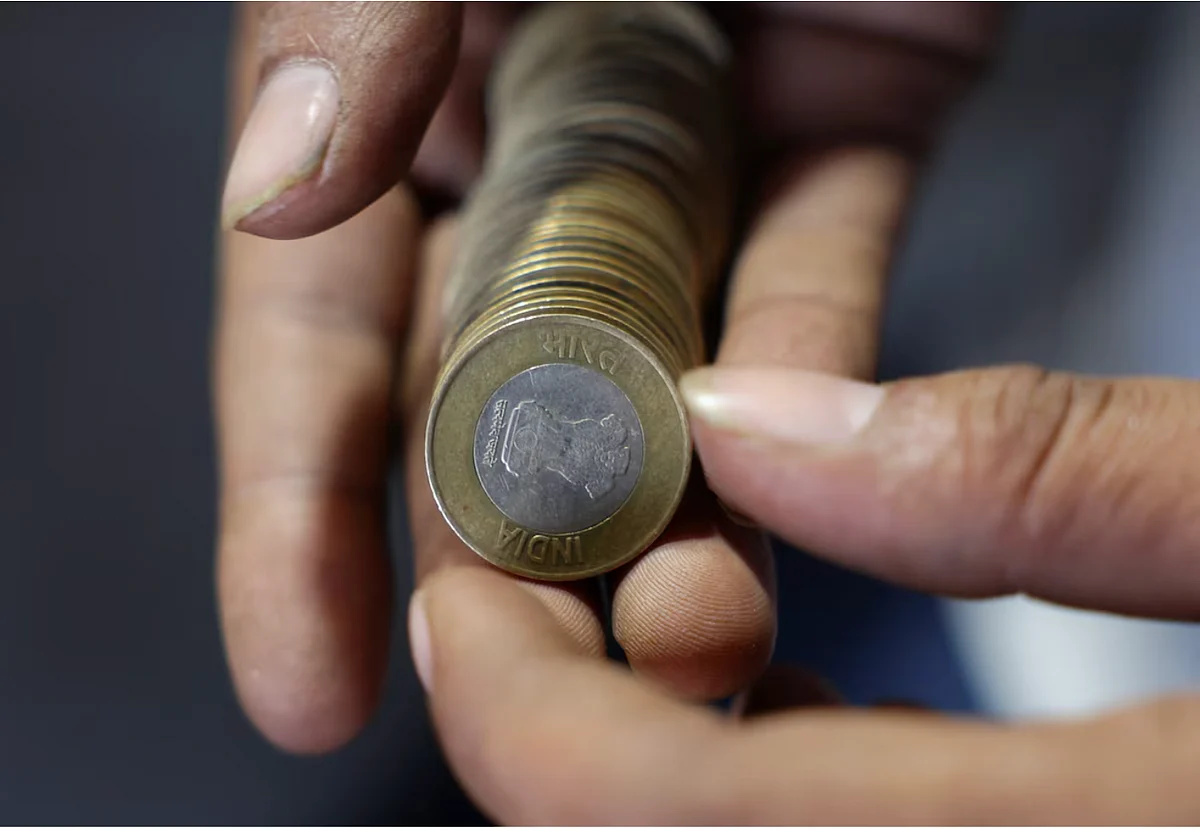 Indian rupee weakens against dirham: Why UAE expats not rushing to ...