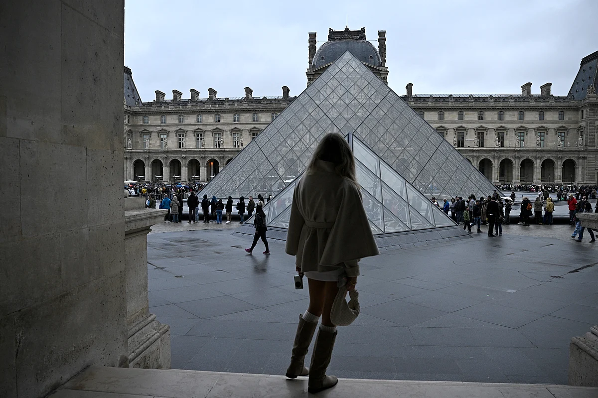France: Louvre shut for second day; police hunt thieves after daylight ...