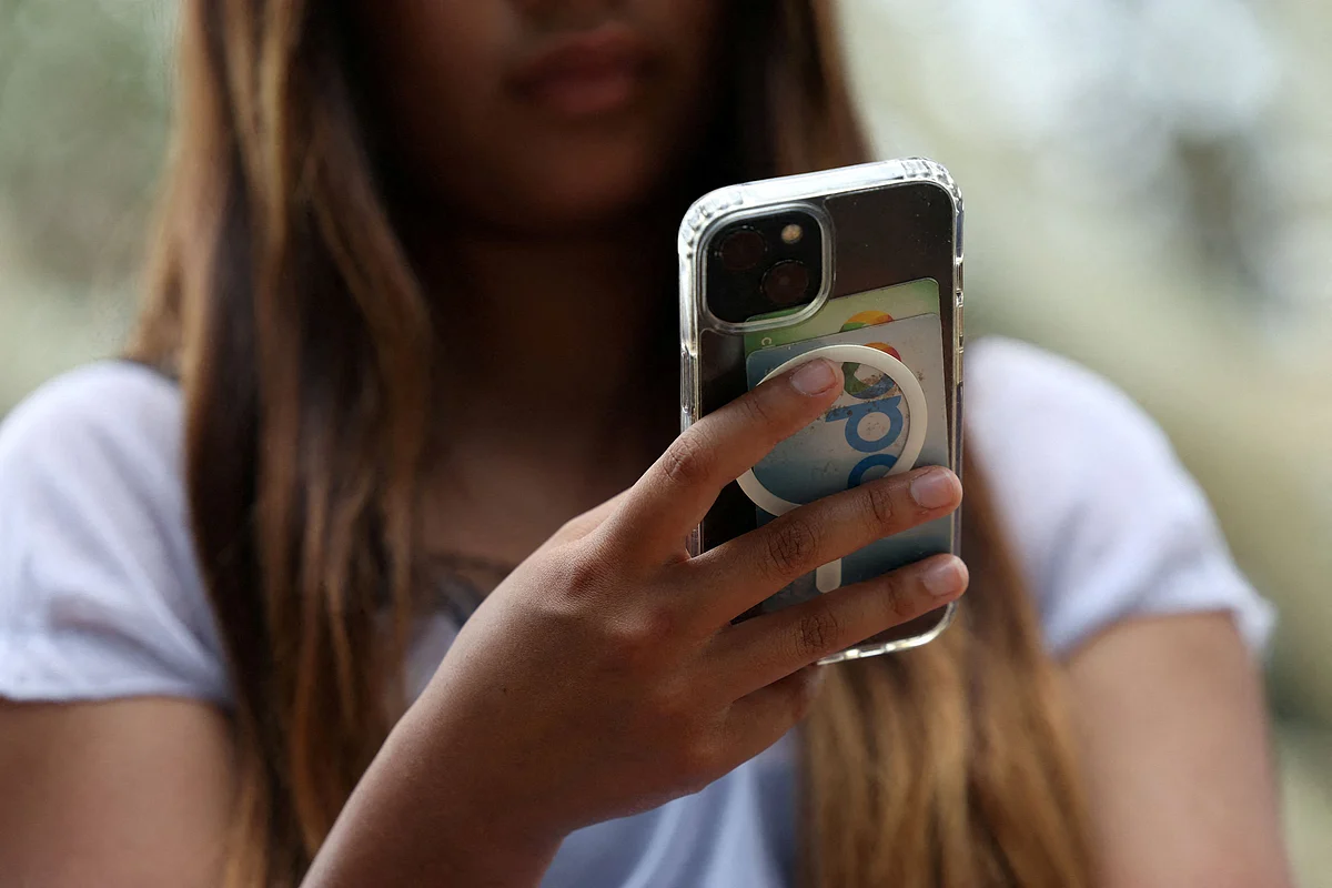 Social media ban for kids under 15: UAE mandates ID verification, AI ...
