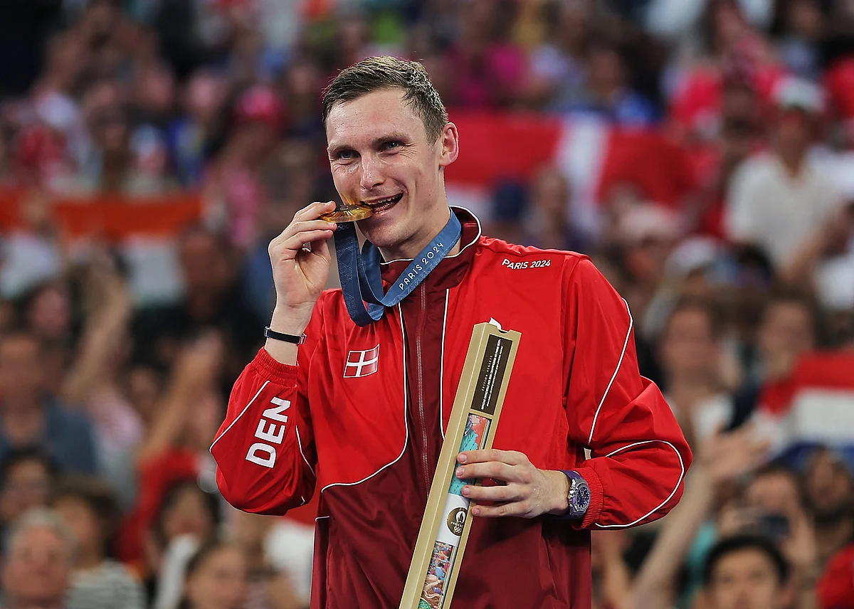 Axelsen emulates Lin Dan in retaining Olympic badminton crown | Khaleej ...