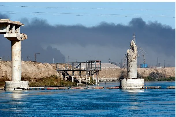 Destroyed Mosul bridge won't stop Iraqis from crossing over