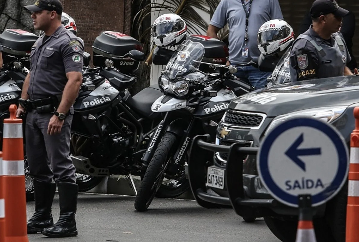 11 killed in police-robber shooting in Brazil