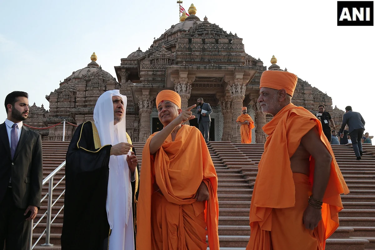 Look: Muslim World League chief Sheikh Mohammed Al Issa visits Hindu ...