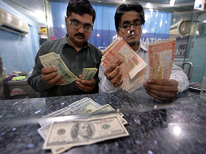 Devaluation fears hit Pak rupee hard | Khaleej Times
