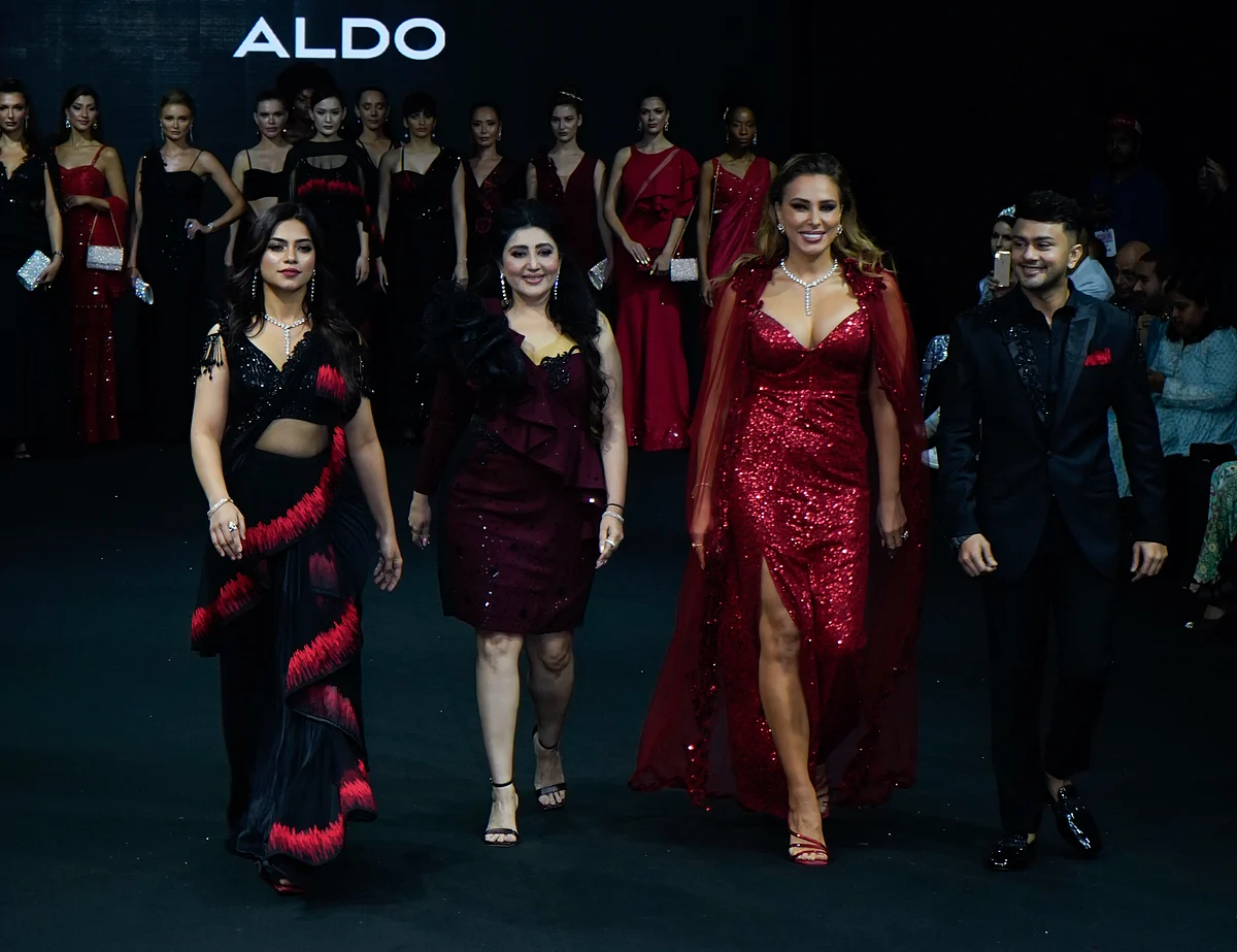 Bollywood celebrity Iulia Vantur hits the ramp at International Fashion ...