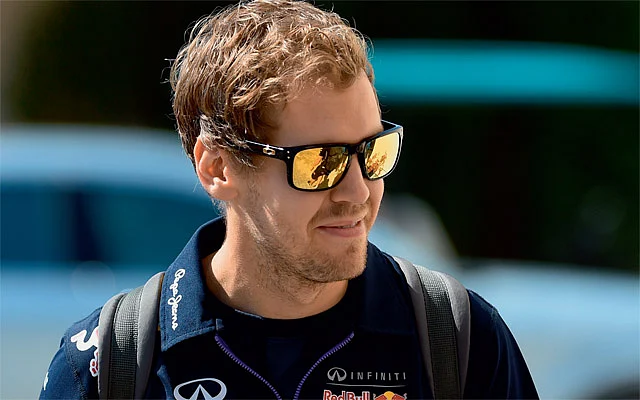 Red Bull Racing staff thank Vettel