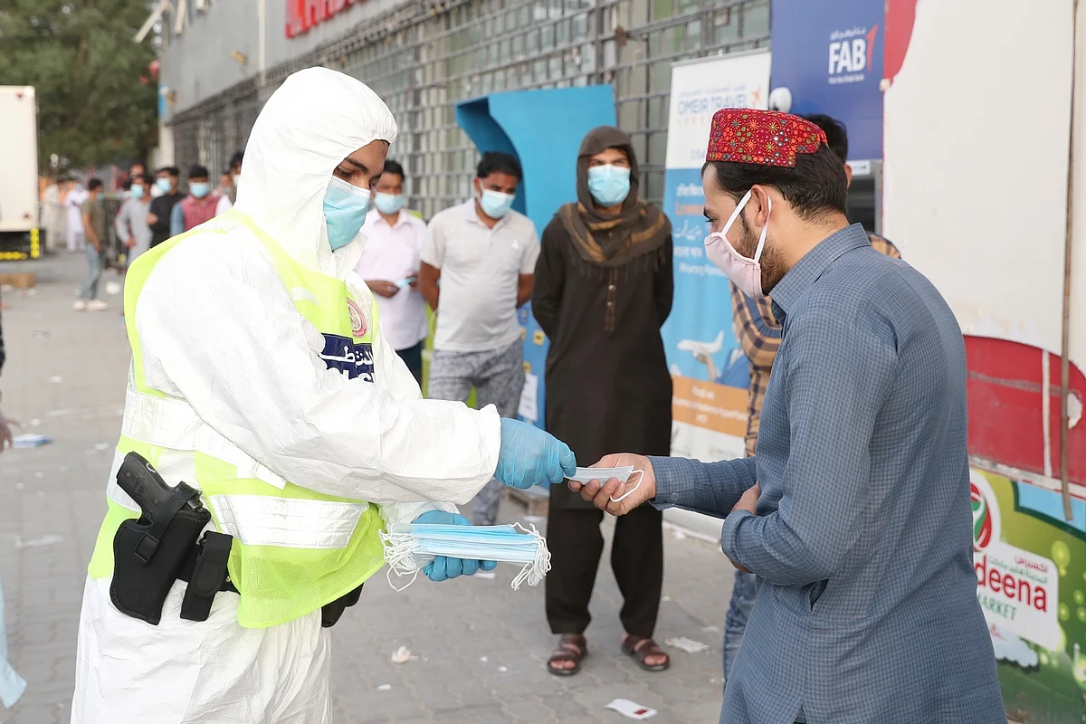 Combating coronavirus: Abu Dhabi Police distribute face masks, personal ...