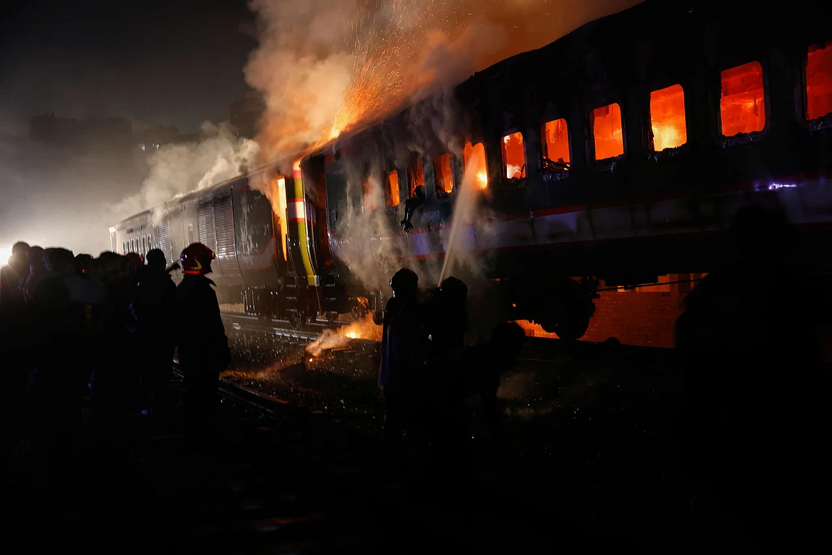 Five killed as packed train catches fire in Bangladesh | Khaleej Times