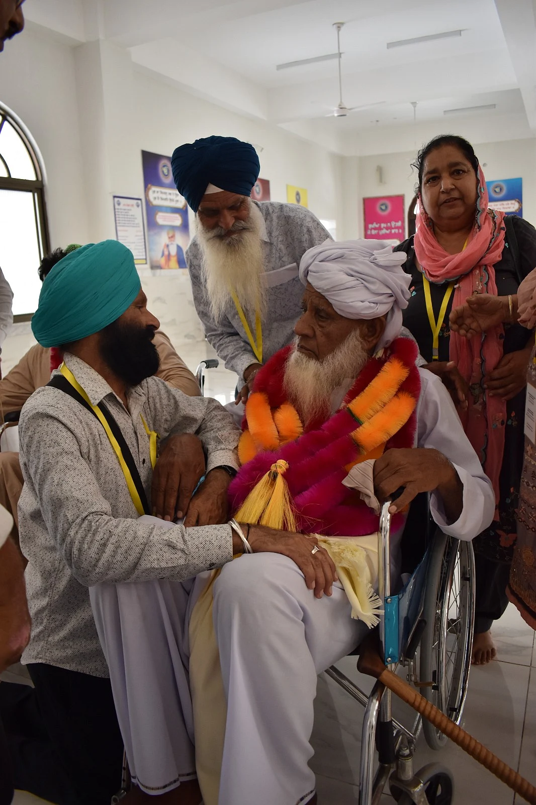 Look: Indian, Pakistani friends meet 75 years after partition at border ...