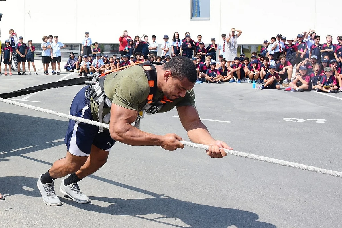 Strongman pulls 9-tonne school bus in Dubai | Khaleej Times