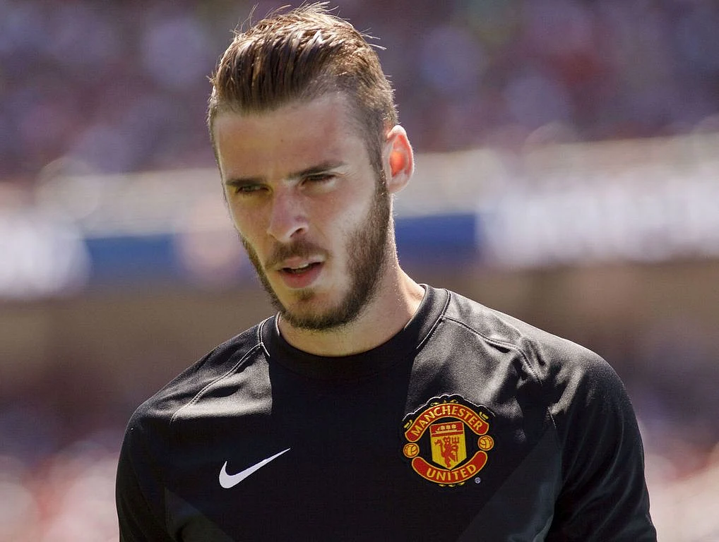 De Gea signs 4-year deal with Manchester United