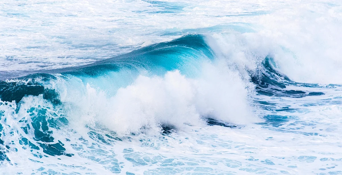 10-foot-high waves may hit UAE shores | Khaleej Times