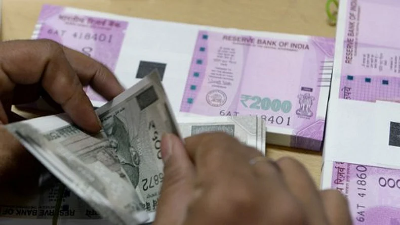 Rupee sinks further; time to remit money home? | Khaleej Times