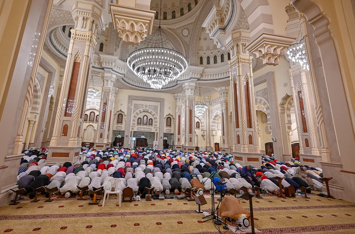Look: UAE worshippers offer first Taraweeh prayers for the holy month ...