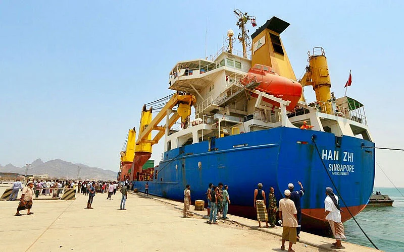 Aid ships arrive in war-torn Aden port carrying food