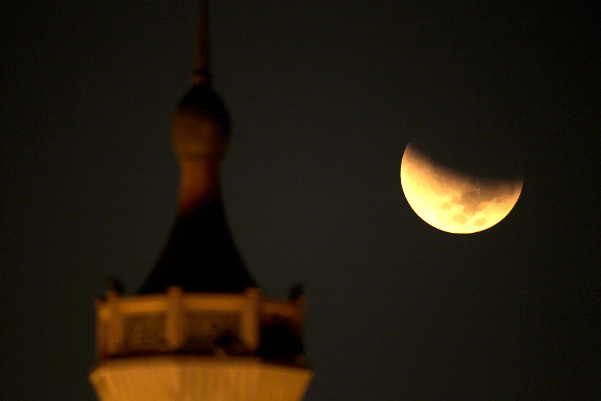 UAE lunar eclipse tonight: Watch Earth’s shadow fall on Moon; timings ...