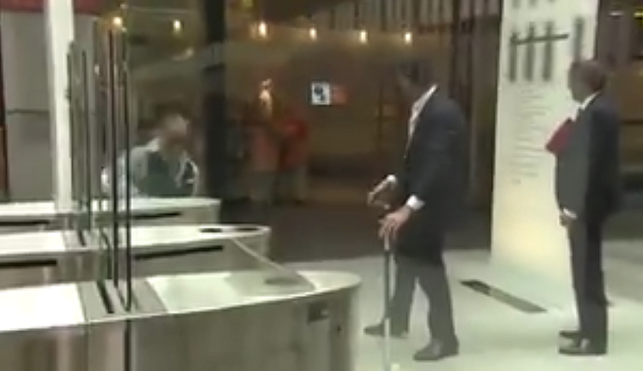 Video: Dutch Prime Minister mops floor after spilling coffee | Khaleej ...