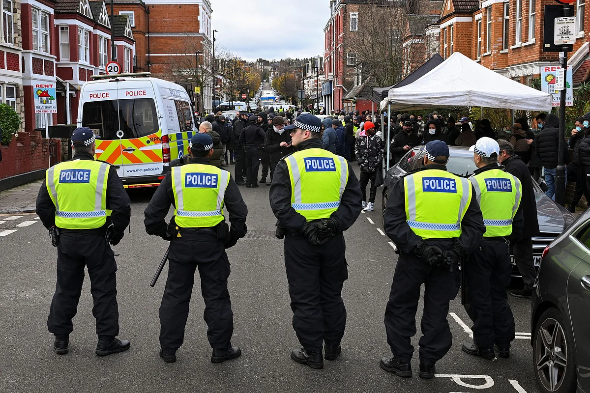 Theft and violence in UK retail soar to record levels, shows survey ...