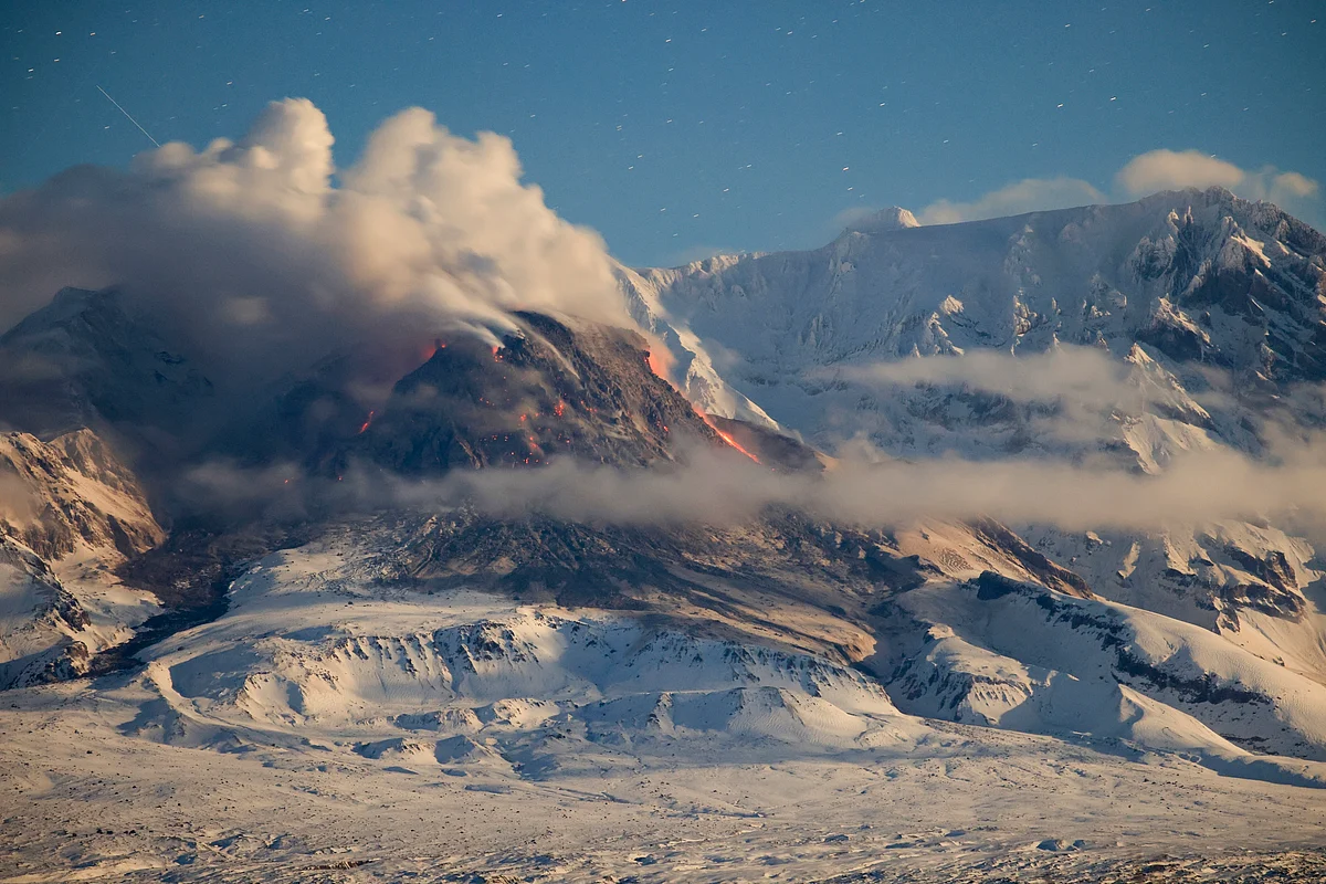 Volcano eruption on Russia's Kamchatka sends dust clouds 20km into the ...