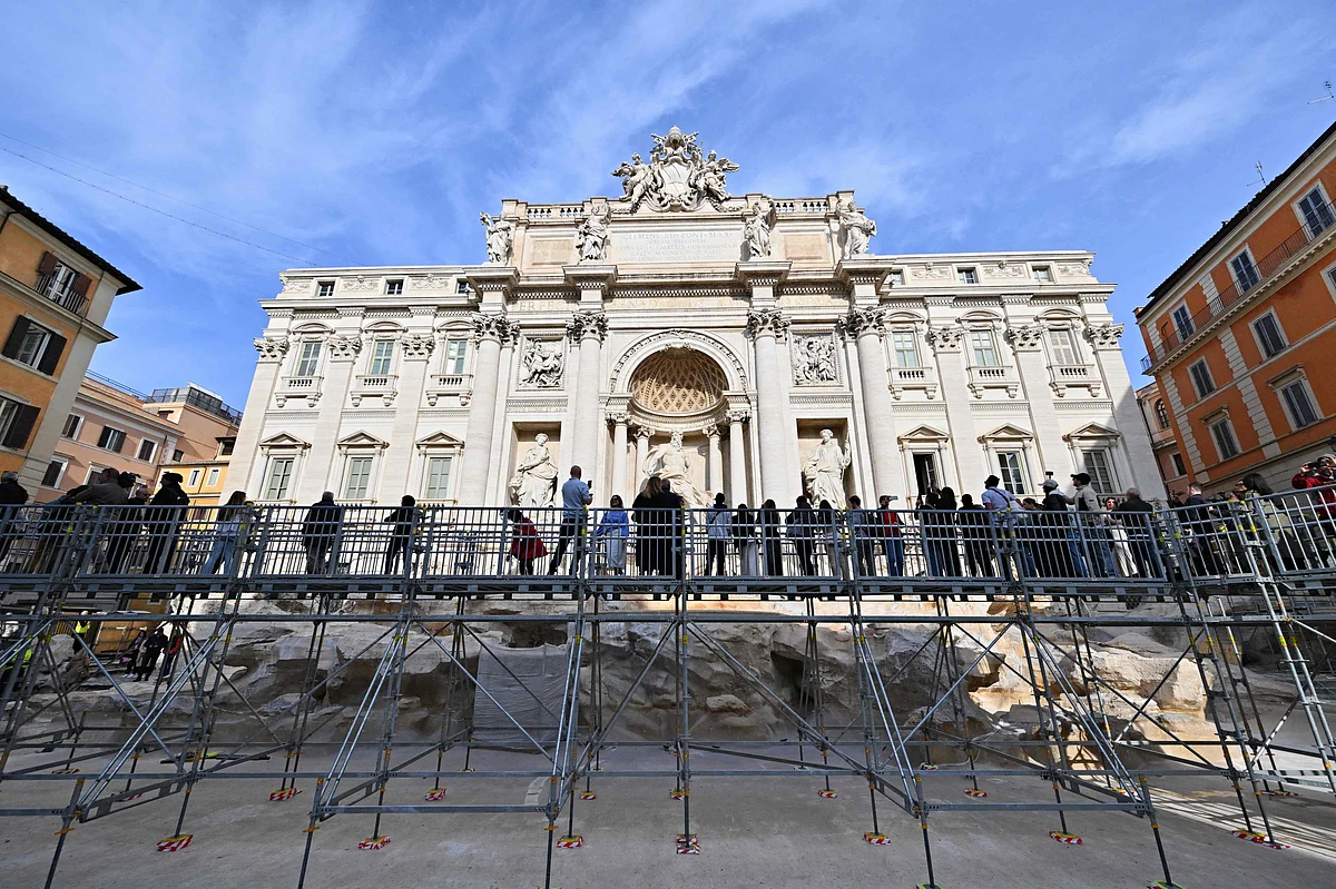 Rome's Trevi Fountain unveils tourist catwalk during cleaning | Khaleej ...