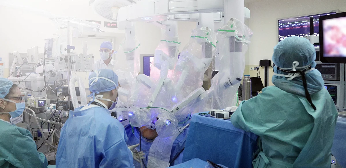 UAE's first simultaneous robotic kidney transplant for donor, recipient ...