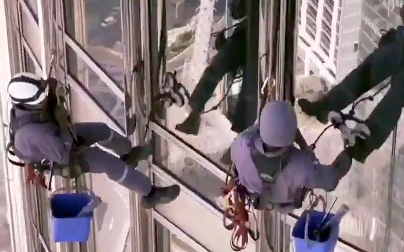 Video: Meet the Dubai 'heroes' who clean Burj Khalifa's windows ...
