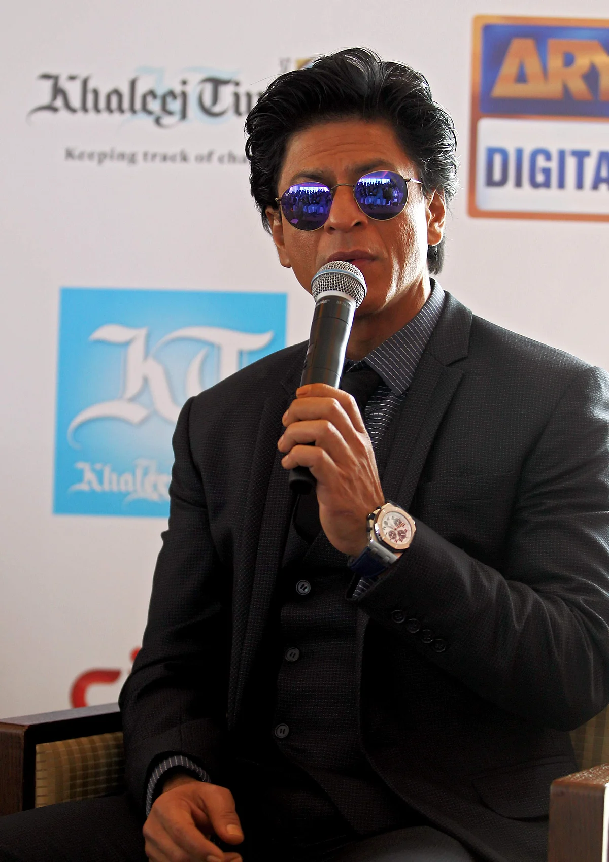 Slow going for Shah Rukh Khan's autobiography | Khaleej Times