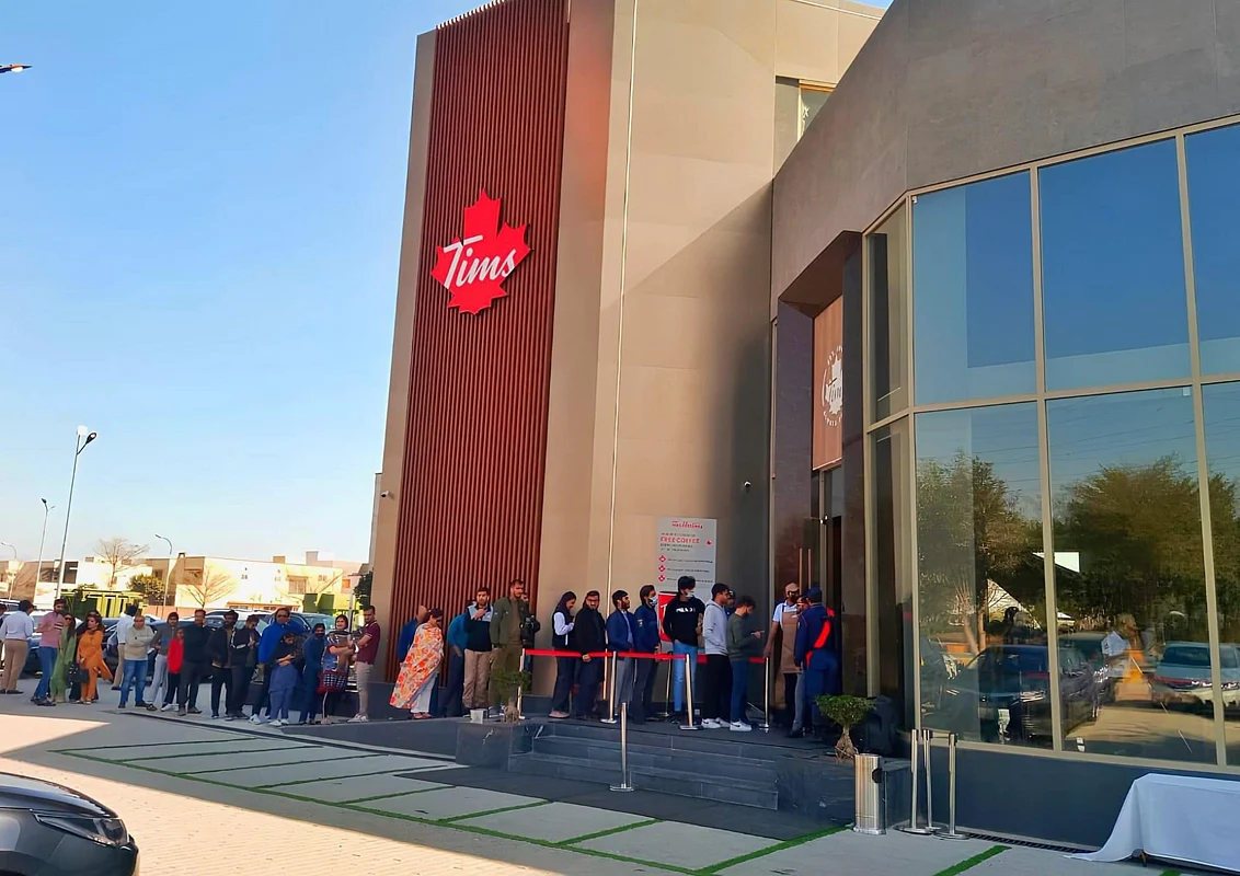 Long queues at first Tim Hortons outlet in Pakistan as coffee trumps ...