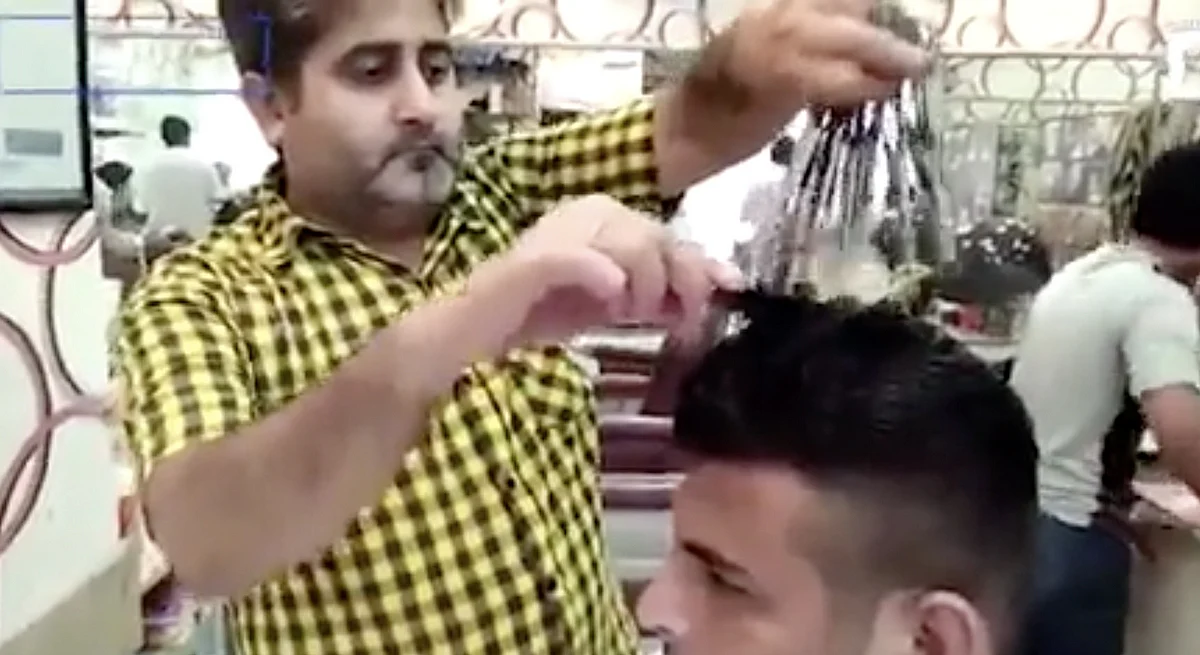Video: Pakistani barber cuts hair with 15 scissors at the same time ...