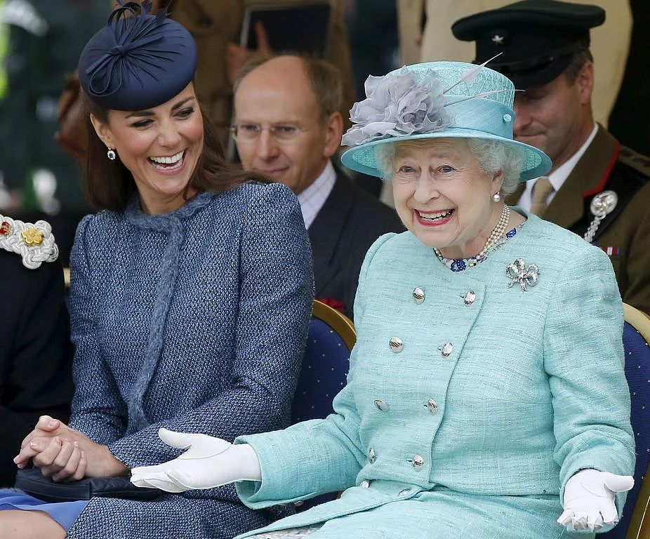 From stuffy to selfies: Elizabeth II tries to change with the times ...