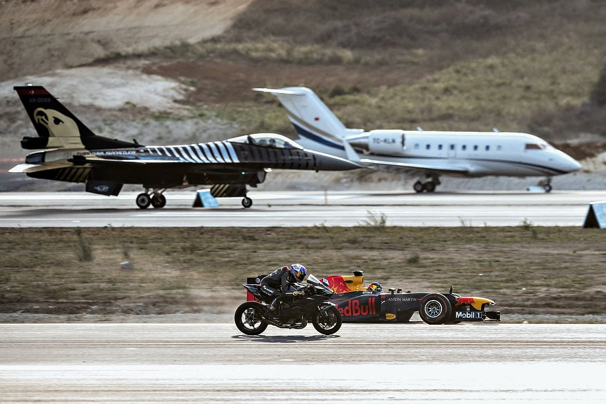 Video: Supercar, superbike, F1 car, jet, fighter jet go head to head ...