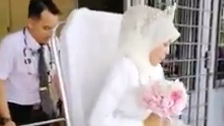 Video: Couple arrives in ambulance for wedding