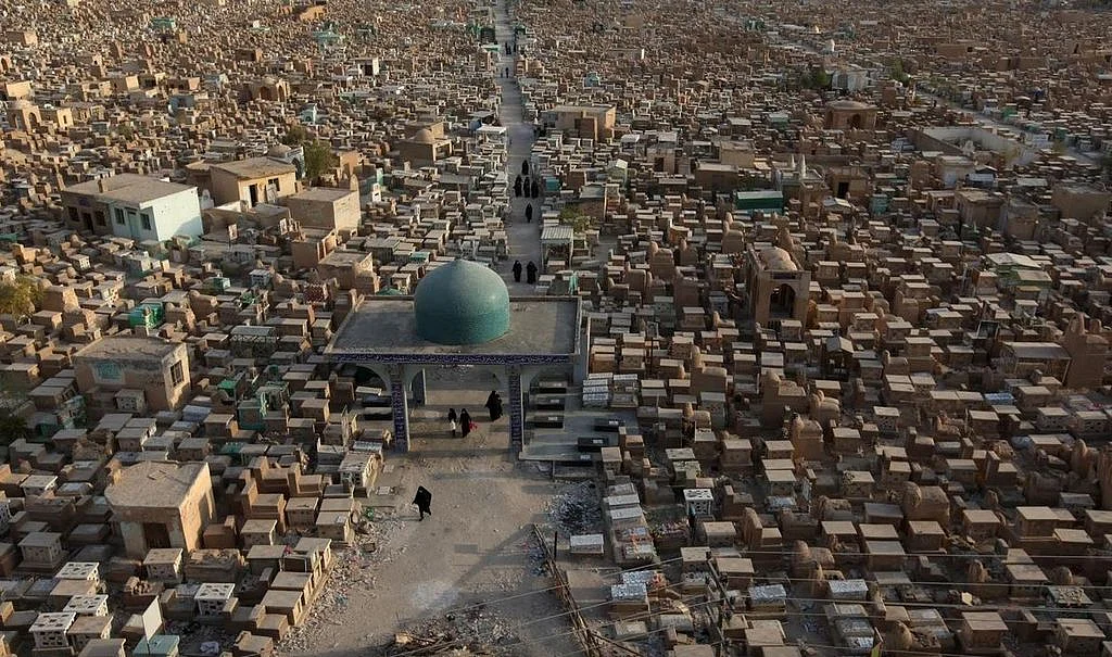 Iraq's ''Peace Valley''- World's largest cementery | Khaleej Times