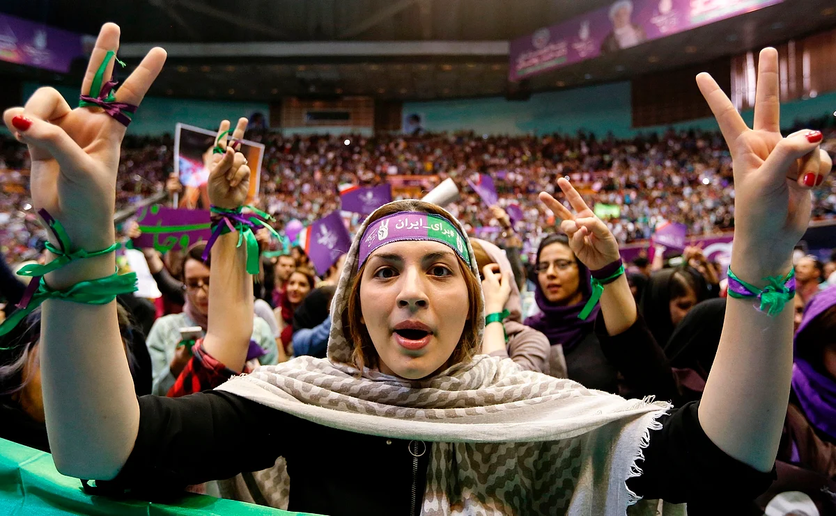 Missing reformists draw applause at Rohani rally