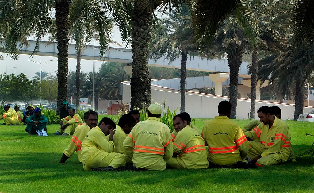 UAE: Only 59 violations of midday work ban recorded after 67,000 ...